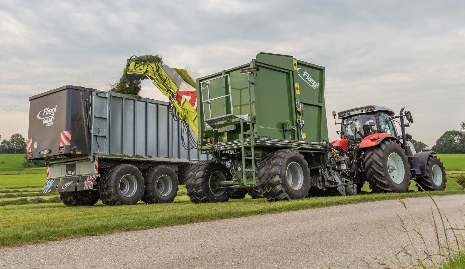 Egyedi innováció a FLIEGL Büffel rendfelszedő-átrakó kocsi (+VIDEÓ ...