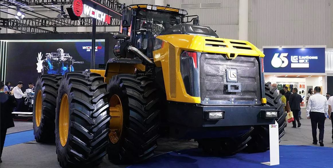 Óriástraktor érkezett Kínából, kerekes rakodóból született meg